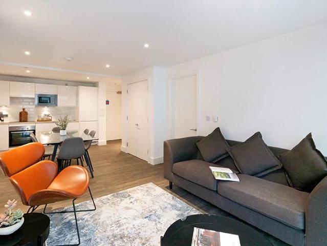 Flat 32, Georges Wharf, East Tucker. 2 bed apartment to rent £1,800 pcm £415 pw