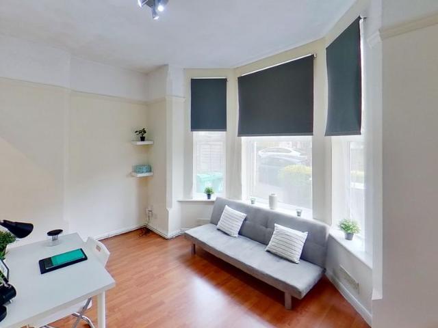 Flat 3, 122 Foxhall Road, Forest. 3 bed flat to rent £1,560 pcm £360 pw