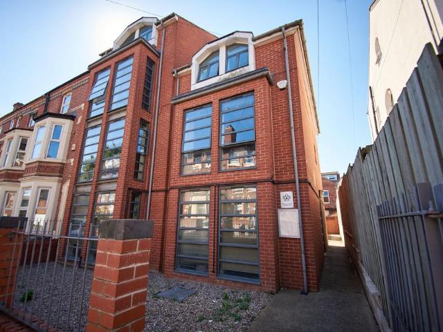 Flat 3, 15a, Arthur Street. 4 bed flat to rent £2,427 pcm £560 pw