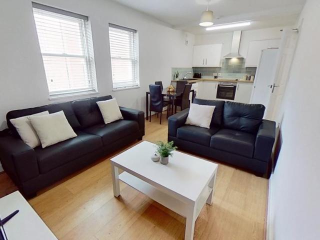 Flat 3, 247 Mansfield Road. 4 bed flat to rent £1,716 pcm £396 pw