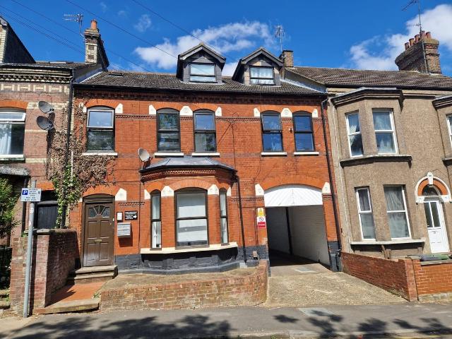 Flat 3, 37 Stockwood Crescent, Luton LU1, 1 bed flat to rent, £1,050 pcm | PrimeLocation