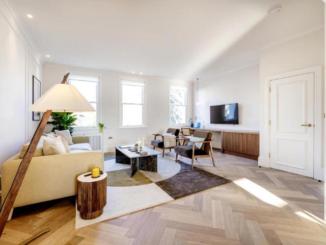 Flat 3, 7 Philbeach Gardens, London SW5 3 bed apartment to rent £8,000 pcm £1,846 pw