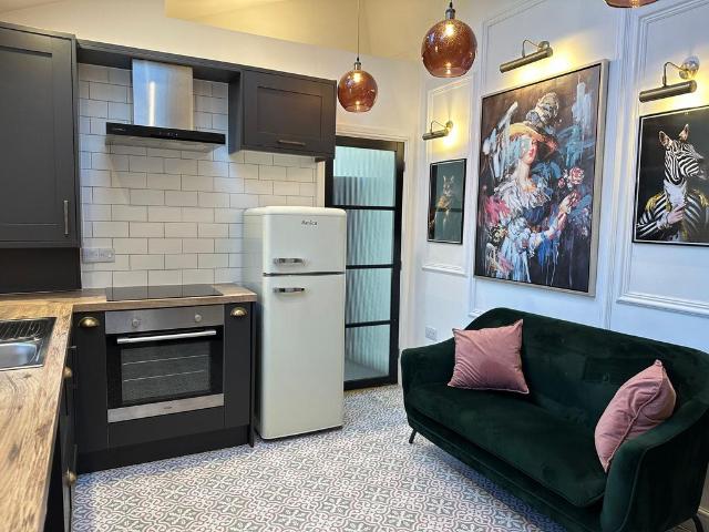 Flat 3, 98 100 Portland Street. 1 bed flat to rent £1,083 pcm £250 pw