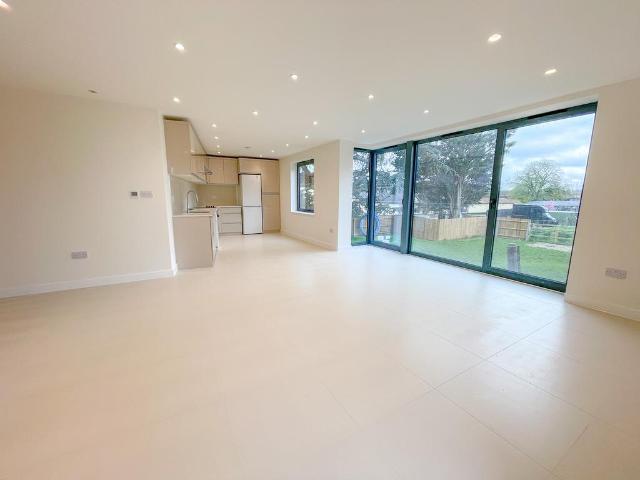 Flat 3 Block A, Southernwood, Fordham. 2 bed flat to rent £1,650 pcm £381 pw