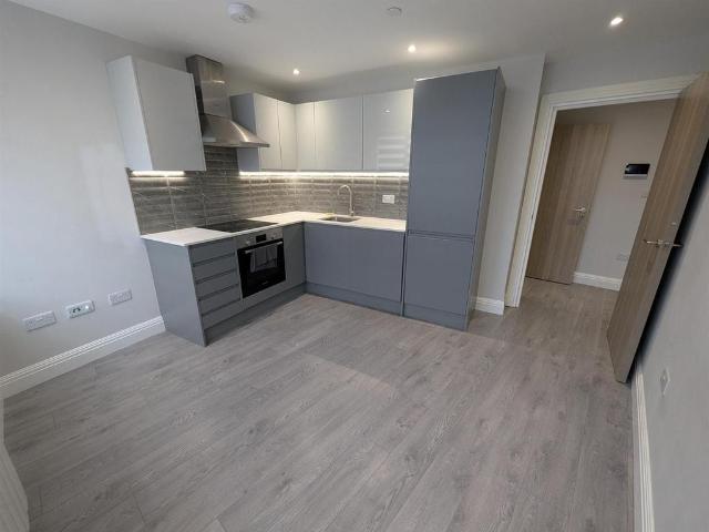 Flat 3 Francis House, 760 762 Barking. 1 bed flat to rent £1,450 pcm £335 pw