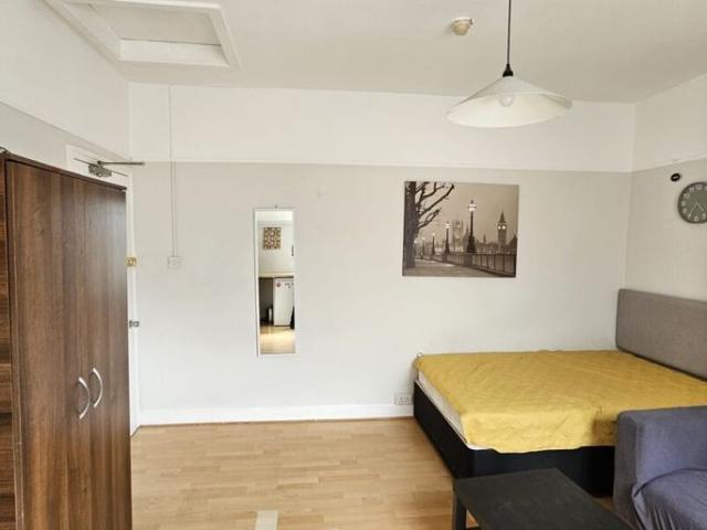 Flat 3, Headingley Lane, Leeds, LS6 1AA