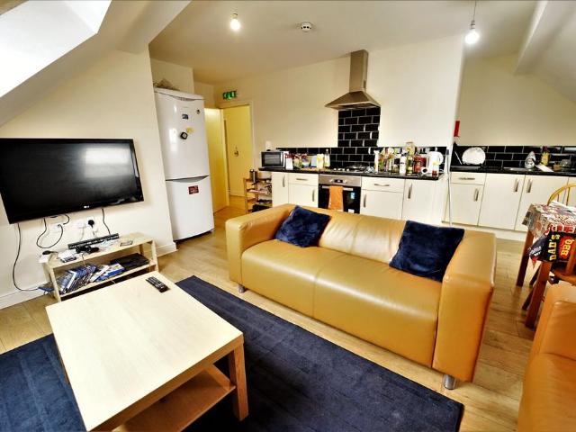 Flat 3 Old Nottingham Arms, 7 Dulwich. 4 bed flat to rent £1,993 pcm £460 pw