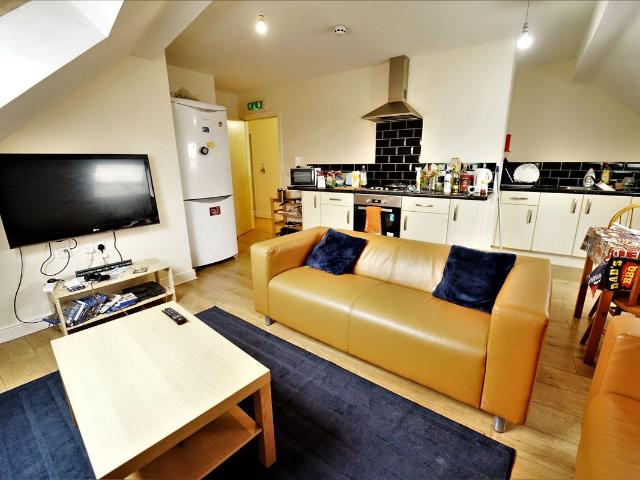 Flat 3 Old Nottingham Arms, 7 Dulwich Road, Radford, Nottingham NG7, 4 bed shared accommodation to rent, £1,993 pcm | PrimeLocation
