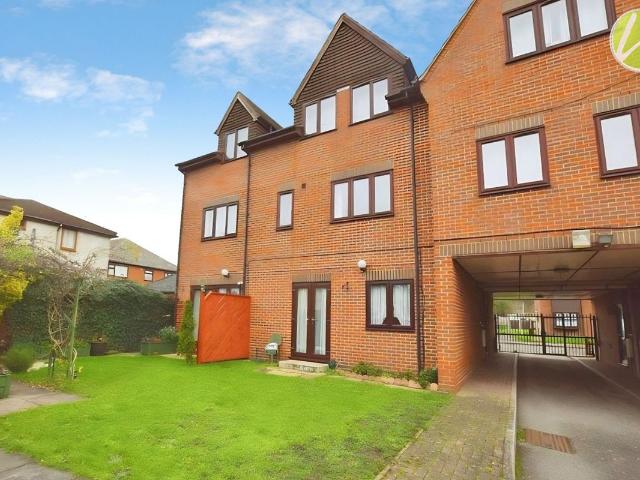 Flat 3, Rosslyn Court, Runnymede Road, Stanford Le Hope, Essex SS17, 1 bed flat to rent, £1,150 pcm | PrimeLocation