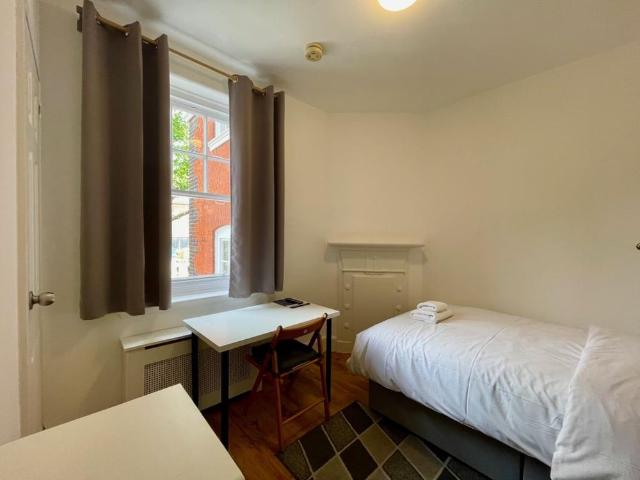 Flat 406 Fulham Palace Road, Fulham W6 9HH