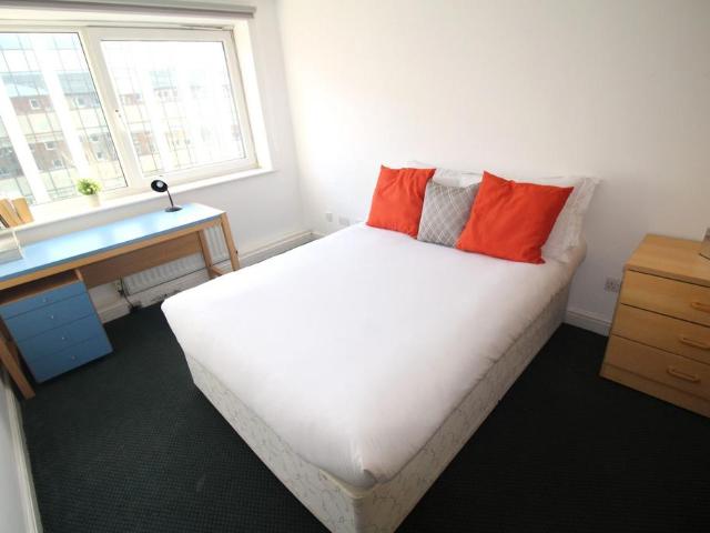 Flat 40, 205 Clarendon Road, Leeds. 2 bed flat to rent £1,207 pcm £279 pw