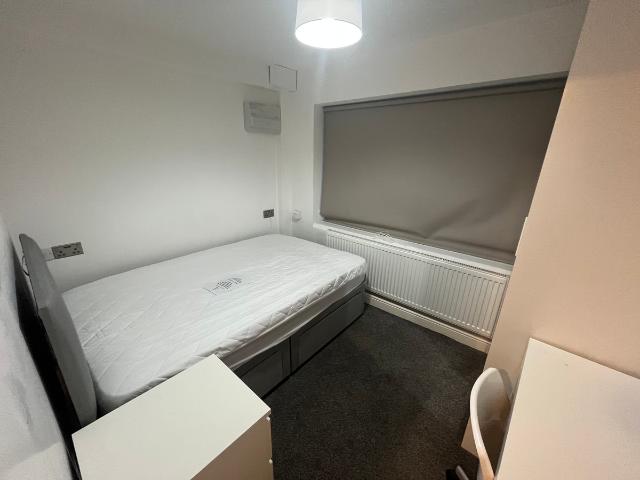 Flat 4, 117 Otley Road LS6, Studio to rent, £804 pcm | PrimeLocation