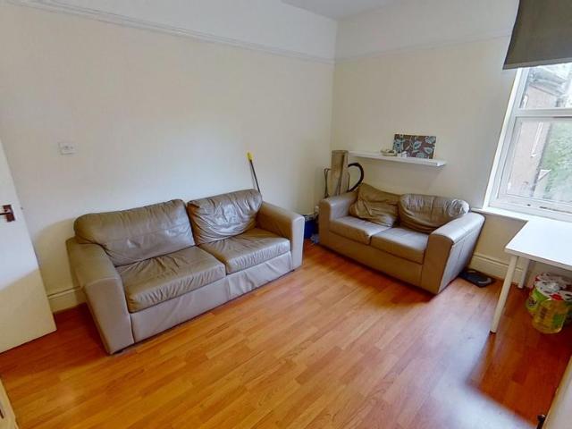 Flat 4, 122 Foxhall Road, Forest. 2 bed flat to rent £1,127 pcm £260 pw