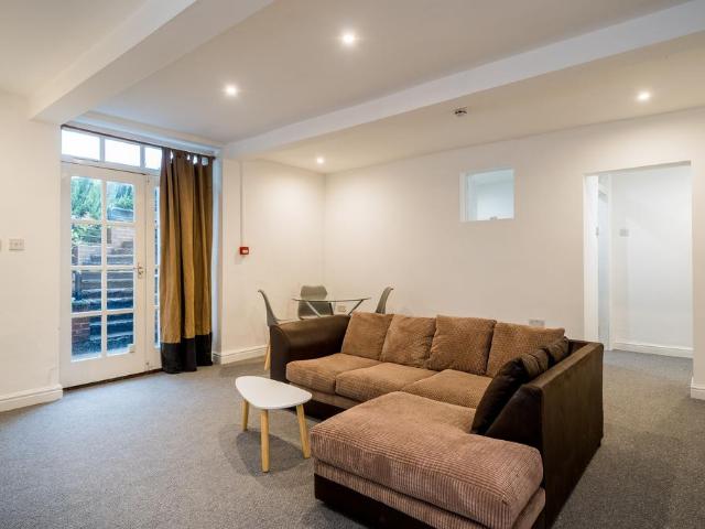 Flat 4, 1 Kingston Terrace, LS2 9BW 2 bed flat to rent £1,381 pcm £319 pw