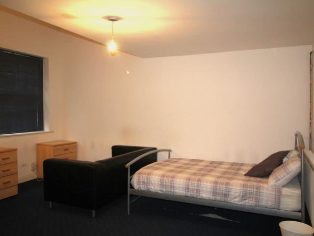 Flat 4, 221 Woodhouse Street, LS6 2UZ, Leeds