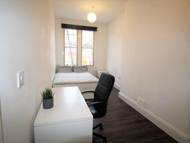 Flat 4, 30 Clarendon Road, LS2 9NZ 3 bed flat to rent £1,681 pcm £388 pw
