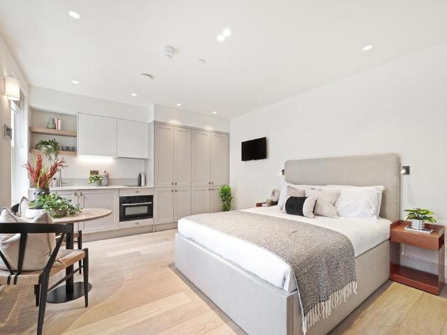 Flat 4, 39 Bramham Gardens, London. Studio to rent £1,990 pcm £459 pw