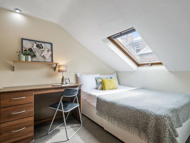 Flat 4, 65 Woodsley Road Leeds, LS3 1DX