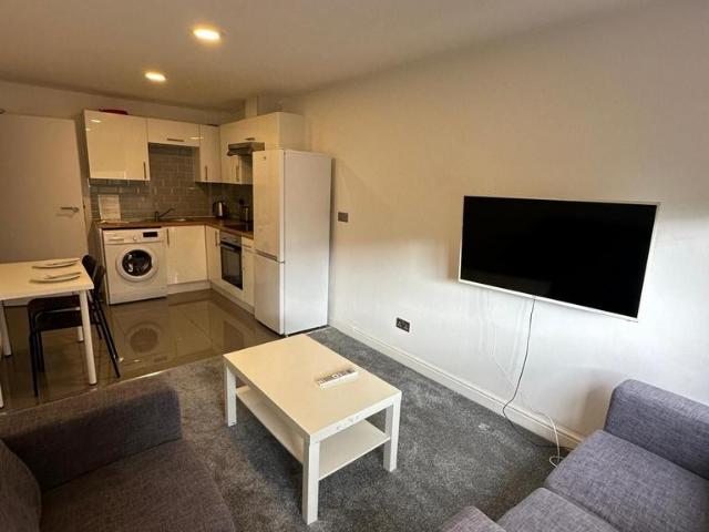 Flat 51, 205 Clarendon Road, Leeds. 2 bed flat to rent £1,260 pcm £291 pw