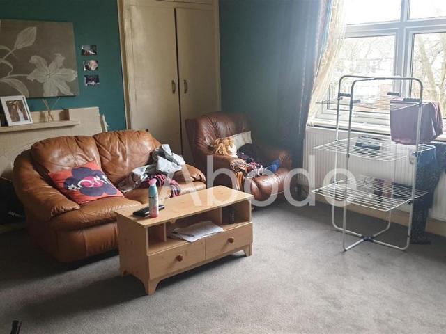 Flat 5 156 Otley Road, Oakwood. 2 bed flat to rent £1,023 pcm £236 pw