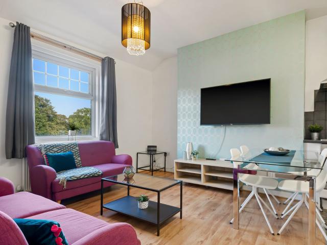 Flat 5, 16 HEADINGLEY LANE Leeds LS6 2AS