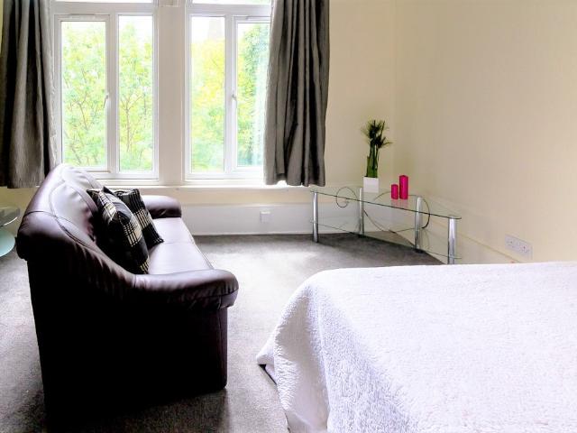 Flat 5, 244 Vinery Road Leeds, LS4 2LA