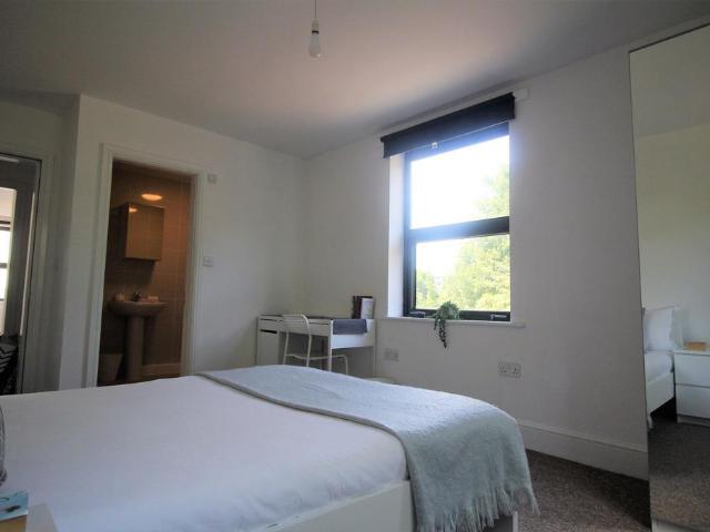 Flat 5, 65 Clarendon Road, LS2 9PB 2 bed flat to rent £1,130 pcm £261 pw