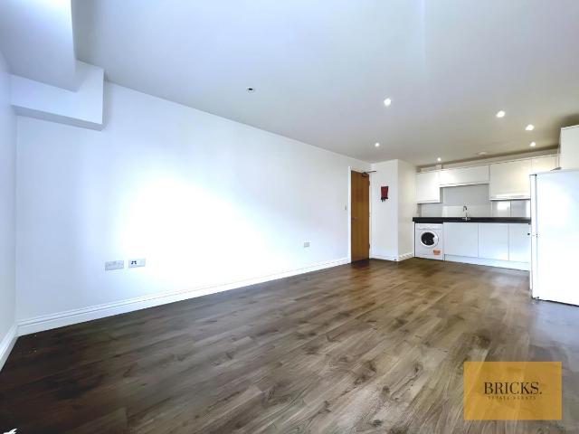 Flat 5, 74A High Street, Watford WD17, 1 bed flat to rent, £1,400 pcm | PrimeLocation