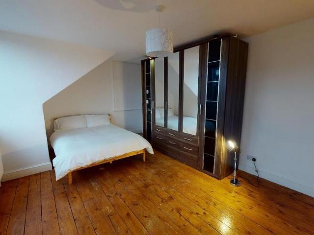 Flat 5 Myddleton 3 bed flat to rent £1,850 pcm £427 pw