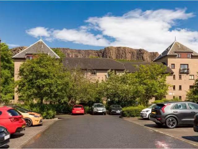 Flat 6, 33 Parkside Terrace. 3 bed flat for sale £300,000
