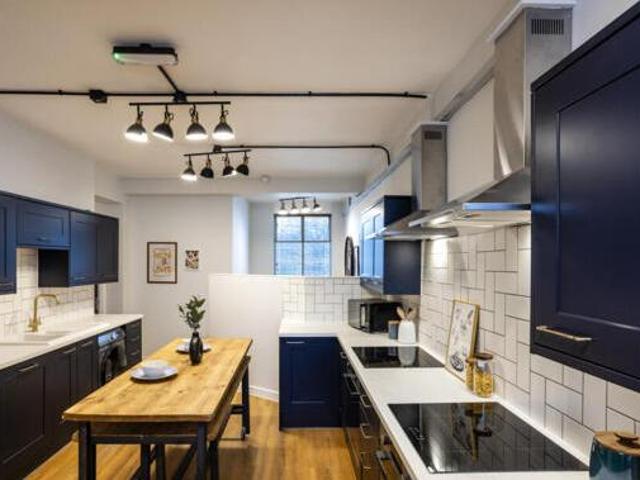 Flat,7 Bedroom Apartment