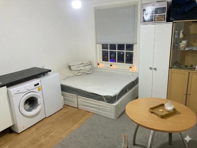 Flat 7, High Street, Edgware HA8, Studio to rent, £1,150 pcm | PrimeLocation