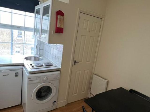 Flat 85 Hammersmith Road, London W14, Studio to rent, £1,350 pcm | PrimeLocation