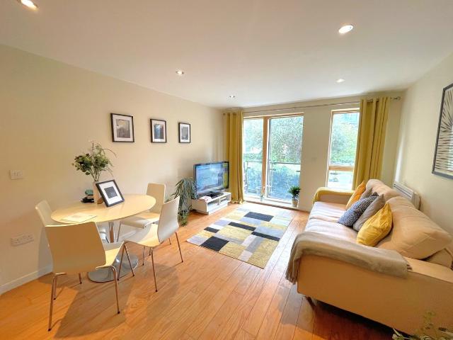 Bassett House, Wimbledon SW19, 2 bed flat to rent, £2,200 pcm | PrimeLocation