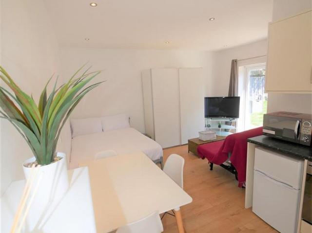 Flat 8, Woodside, Bournemouth BH1 Studio to rent £1,195 pcm £276 pw