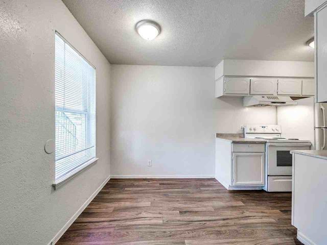 Flats @ 139 1 Bedroom Apartment for Rent at 139 N Garnett Rd, Tulsa, OK 74116