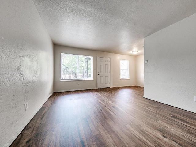 Flats @ 139 2 Bedroom Apartment for Rent at 139 N Garnett Rd, Tulsa, OK 74116