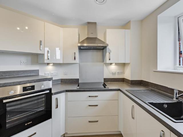 Flats 1 53, The Moors, Thatcham RG19 2 bed retirement property to rent £4,310 pcm £995 pw