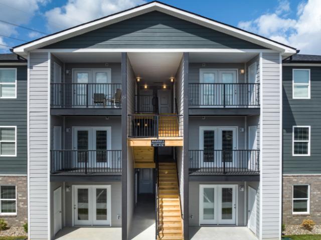 Flats on 10th 2 Bedroom Apartment for Rent at 3300 Schlosser Farm Way, Jeffersonville, IN 47130