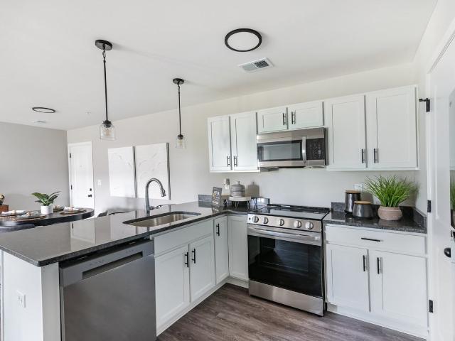 Flats on 10th 2 Bedroom Apartment for Rent at 3300 Schlosser Farm Way, Jeffersonville, IN 47130