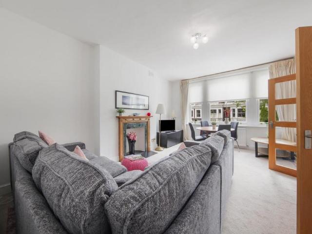 Flaxman House, 1 3 Coleherne Road. 2 bed flat to rent £2,925 pcm £675 pw