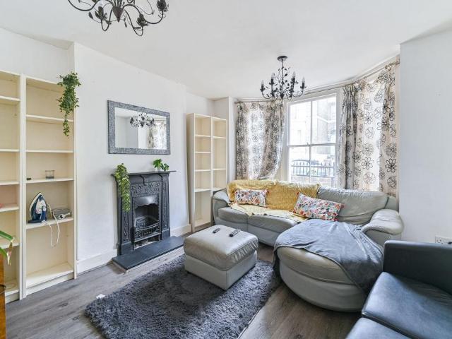 Flaxman Road, Camberwell, London, SE5 4 bed house to rent £4,500 pcm £1,038 pw