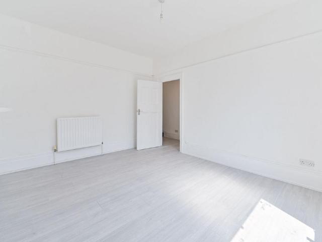 Flaxman Road, Camberwell, London, SE5 5 bed house to rent £4,350 pcm £1,004 pw