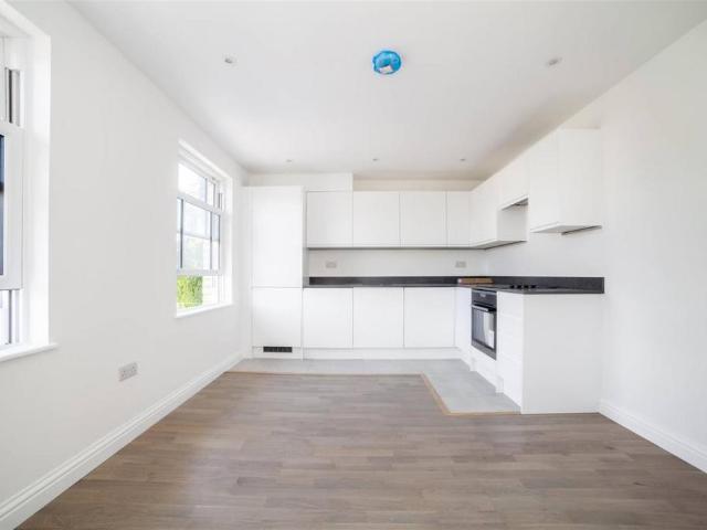 Flaxman Road, London, SE5 1 bed flat to rent £1,900 pcm £438 pw