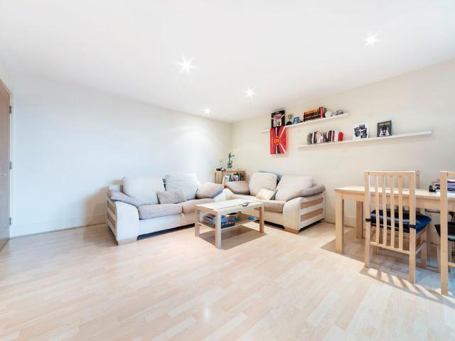 Flagstaff House, Nine Elms, London SW8, 2 bed flat to rent, £3,400 pcm | PrimeLocation