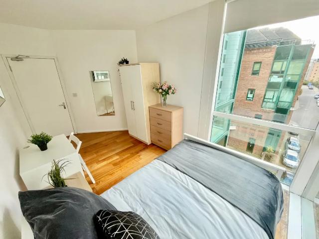Flamborough Street, London E14, Room to rent, £950 pcm | PrimeLocation