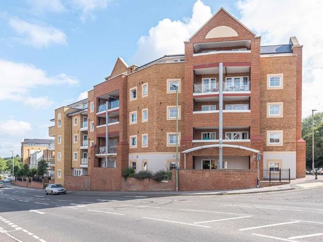 Flambard Way, Godalming GU7 2 bed apartment to rent £1,750 pcm £404 pw