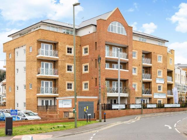Flambard Way Godalming GU7 2 bed penthouse to rent £1,895 pcm £437 pw