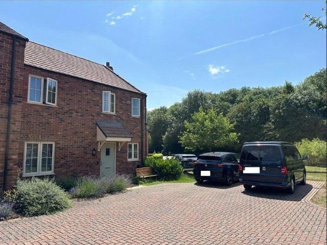 Flanders Close, Bicester, OX26 3 bed terraced house to rent £1,850 pcm £427 pw