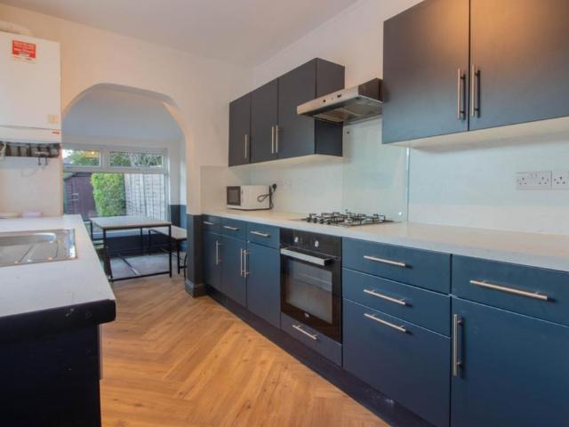 Fletcher Road, Beeston, Nottingham. 5 bed flat to rent £2,600 pcm £600 pw